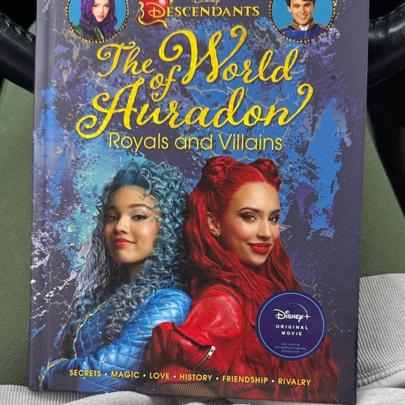 Disney | Other | Disney Descendants Royals And Villains Book With Blue ...